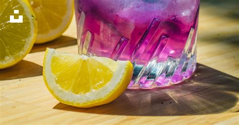 얼음과 레몬 슬라이스를 곁들인 레모네이드 한 잔 사진 Unsplash의 무료 음료 이미지