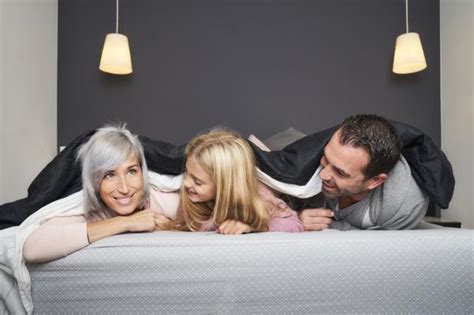 La Familia Compuesta Por Padre Madre E Hija Disfruta Del Tiempo