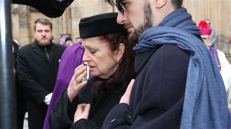 Pohřeb Juraje Jakubiska †84 Tajemný Syn Podpíral Zdrcenou Matku