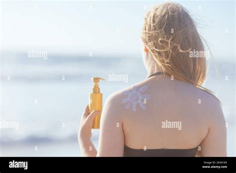 Vue De Derrière Une Jeune Fille Moderne Avec De La Crème Solaire En