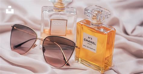 유리병 옆에 검은 선글라스 사진 Unsplash의 무료 프랑크 라이히 이미지