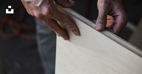 흰색 프린터 용지를 들고 있는 사람 사진 Unsplash의 무료 회색 이미지