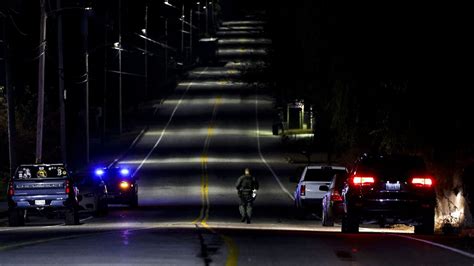 Continúa La Búsqueda Del Sospechoso De Tiroteo Que Dejó 18 Muertos En