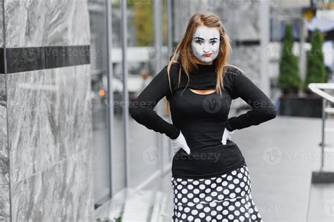 El Niña Con Maquillaje De El Mímica Improvisación Mímica Muestra