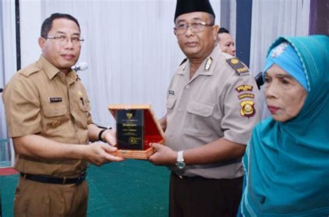 Pemda Oki Beri Penghargaan Kepada Penggiat Sosial Kayuagung Radio