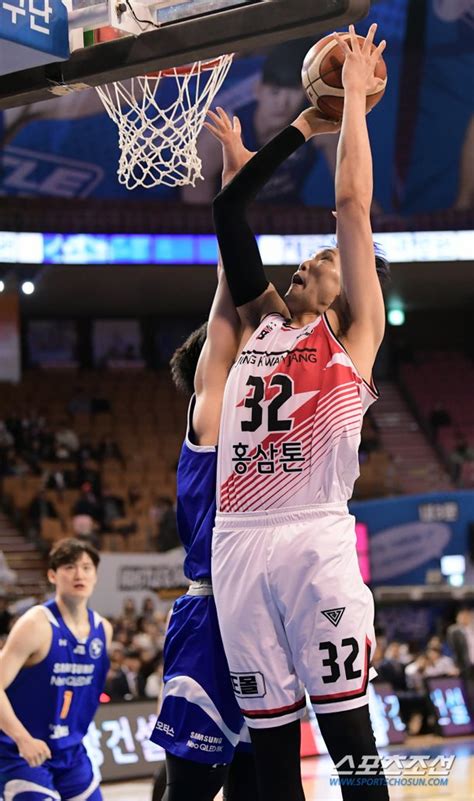 포토 골밑슛 시도하는 이종현 네이트 스포츠