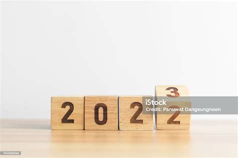 2022년 테이블 배경의 2023년 블록으로 변경합니다 목표 해결 전략 계획 시작 예산 사명 행동 동기 부여 및 새해 개념
