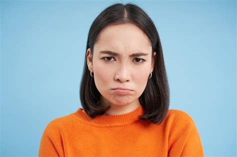Cerca De Una Chica Japonesa Triste Y Sombría Enfurruñada Y Mirando