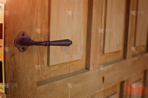 门把手在内部旋钮特写元素打开和关闭轻木门在现代风格的室内