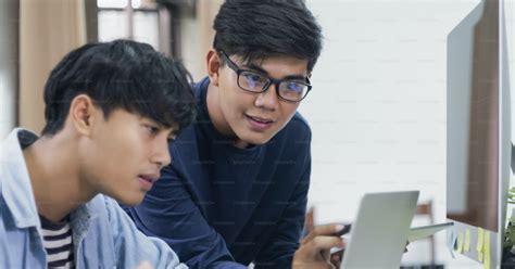 I Programmatori E I Team Di Sviluppatori Codificano E Sviluppano