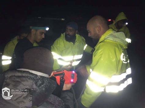 بالصور سحب جثة مواطن قضى غرقاً مقابل شاطئ الهري صدى صور