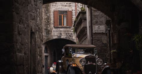 골동품 자동차 구시가지 돌 골목길 레트로 자동차 매력적인 거리 모터쇼 문화 유산 빈티지 자동차 빈티지 차량 석조 건물 석조 벽돌 슈퍼카 시대 차량