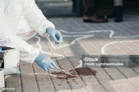 보호복에 범죄 현장에서 혈액 샘플을 수집 하는 라텍스 장갑 남성 Criminologist 남자에 대한 스톡 사진 및 기타 이미지