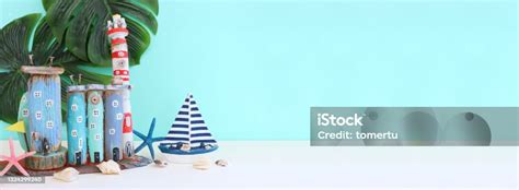 보트 유목 해변 가옥 조개 불가사리등 바다 생물 스타일의 물건이 있는 항해 개념으로 나무 테이블과 푸른 배경을 둘러싼 0명에 대한 스톡 사진 및 기타 이미지 Istock