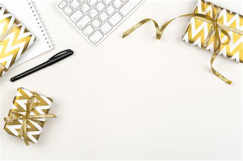 흰색 배경에 크리스마스 선물 메모장 펜과 키보드의 상단 보기 온라인 사무실 공간을 복사합니다 비즈니스에 대한 스톡 사진 및 기타 이미지 Istock