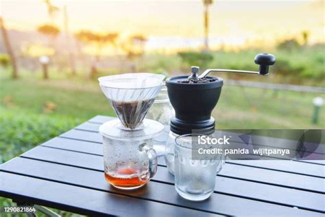 여과 된 양조에 물을 붓는 커피 바리스타를 떨어 뜨리고 야외에서 유리 항아리에 컵 핸드 드립 커피를 만듭니다 0명에 대한 스톡