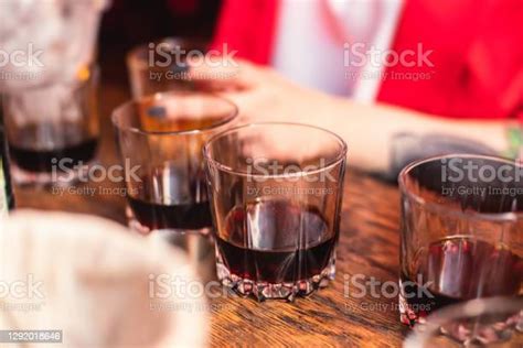 파티 위스키 스카치 위스키 등에 다른 색상의 다양한 알코올 칵테일의 아름다운 행 바 카운터에 안경 바 스탠드 배경에 바텐더와 건강관리와 의술에 대한 스톡 사진 및 기타