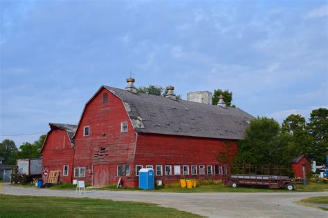 무료 이미지 경치 자연 잔디 구조 하늘 목재 농장 한 지방 도시 건물 외양간 국가 촌사람 같은 여름 시골의 빨간 농업 풍경화 푸른