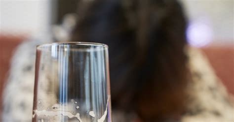 ‘알코올 중독 남편에게 폭행 시달린 아내다른 남자와 가까워져 이혼 원해요”