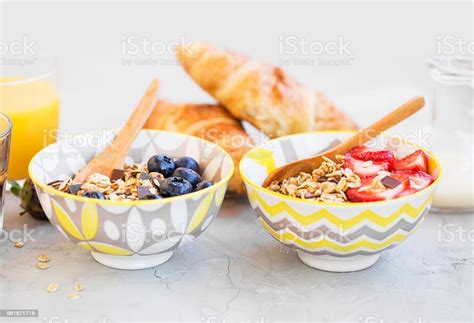 Muesli 딸기 블루베리 과일 및 우유 건강 한 아침 식사 그릇 그릇 0명에 대한 스톡 사진 및 기타 이미지 0명 건강한