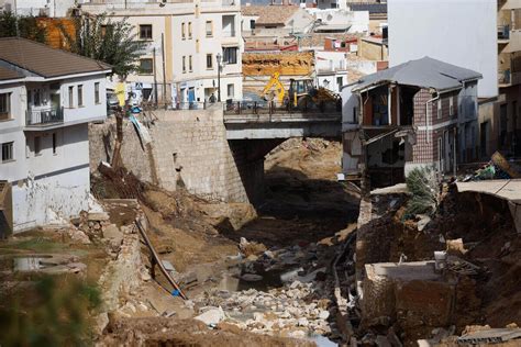 Inundaciones En Valencia Asciende A 140 El Número De Muertos Por La