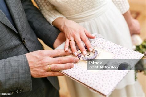 반면에 두 황금 결혼 반지입니다 신부와 신랑을 위한 액세서리입니다 행사에 대 한 준비 결혼 의식에 대한 스톡 사진 및 기타