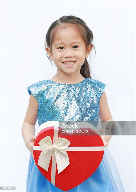 귀여운 작은 아이 여 아 흰색 배경에 고립 된 발렌타인 레드 심장 선물 상자를 들고 귀여운에 대한 스톡 사진 및 기타 이미지