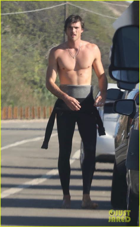 Jacob Elordi Is Showing Off His Abs While At The Beach In Malibu