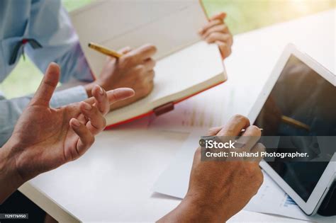 회의실에서 금융 문서 그래프와 재정 계획을 논의 하는 사업가 비즈니스 재무 분석 및 전략 개념입니다 개념에 대한 스톡 사진 및 기타 이미지 Istock