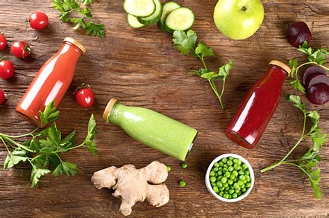 과일 주스와 스무디 나무 배경 건강한 생활방식에 대한 스톡 사진 및 기타 이미지 건강한 생활방식 건강한 식생활 과일 Istock