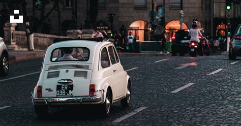 낮 동안 도로에서 흰색과 빨간색 폭스 바겐 T 1 사진 Unsplash의 무료 아스팔트 이미지