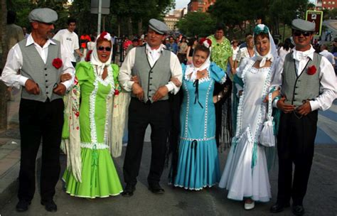Pin By Pilar Uceda On Chulapas Y Castizos Folk Costume Dress