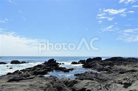 ごつごつした岩肌の海岸 No 25030629｜写真素材なら「写真ac」無料（フリー）ダウンロードok