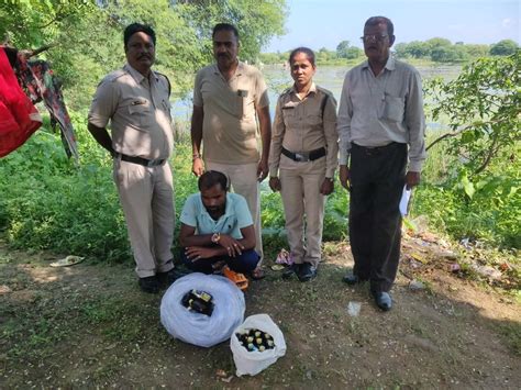 आबकारी विभाग ने तालाब में छुपाकर रखे मदिरा को जप्त कर आरोपी पर की