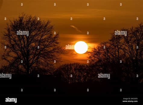 Temporada de primavera puesta de sol en los Países Bajos El Sol la