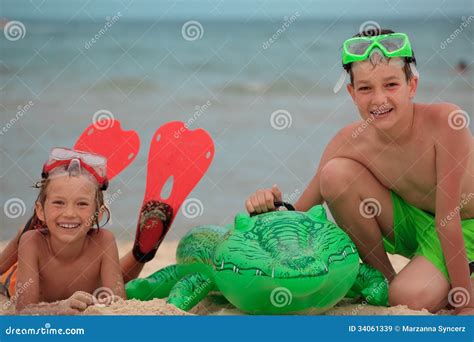 Jongens Met Stuk Speelgoed Op Strand Stock Afbeelding Image Of Pret Speelgoed 34061339