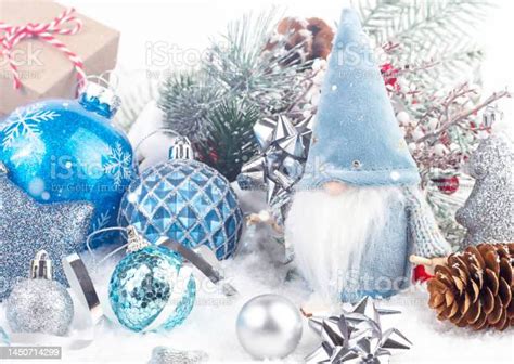 白い背景にスカンジナビアのノームと様々なクリスマスのおもちゃ あごヒゲのストックフォトや画像を多数ご用意 あごヒゲ おもちゃ お