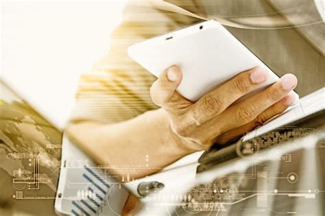 비즈니스 계획 시장 및 비즈니스 전략 개념 사업 내용 사업 배경 및 필름 효과로 디지털 레이어 효과 함께 휴대 전화를 사용 하 여 비즈니스 여자 손 사업가 개최 휴대 전화에