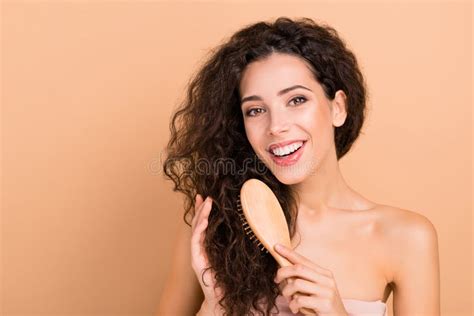 她的特写画像她漂亮可爱可爱可爱可爱可爱可爱欢快满头波浪的女孩梳着光芒的卷发 库存图片 图片 包括有 愉快 感激的
