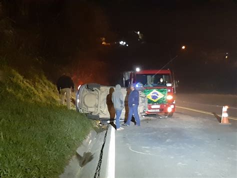 Carro Bate Em Caminhão E Capota Na Rodovia Dos Minérios