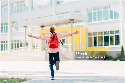 안경을 쓴 행복한 웃는 소년이 학교에 가고 학생은 배낭을 가지고 공부하기 위해 걷고 여름 방학 후 학교로 돌아갑니다 가방에 대한