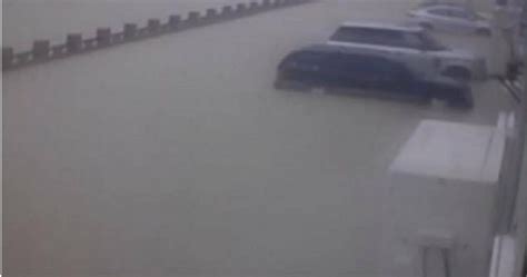 水淹太快了！3輛百萬名車全泡水 羽球館老闆「想救來不及」：損失慘重 社會 Ctwant