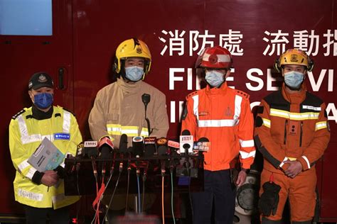 康城巴士翻侧｜消防到场救出31名乘客 其中一名女伤者被櫈夹住花半小时脱困 星岛日报