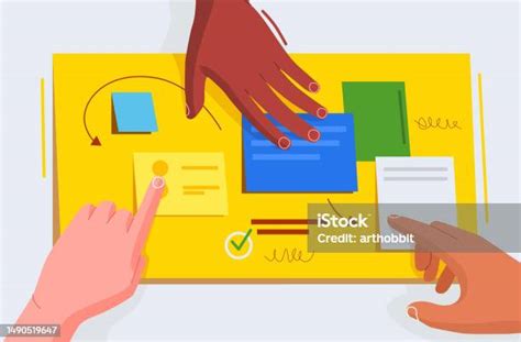 비즈니스 소프트웨어 개발 팀 계획은 함께 작동합니다 스크럼 방법론 작업 게시판은 스티커 메모 카드에 작업으로 가득 차 있습니다 손이 붙어서 칠판에 씁니다 마케팅에 대한 스톡