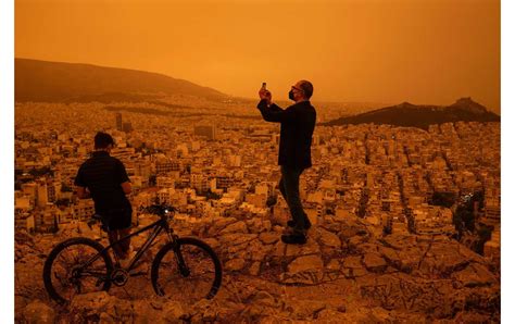 Atenas Se Tiñe De Naranja Bajo Una Nube De Polvo Sahariano