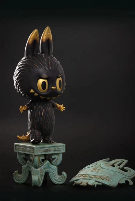 Popmart泡泡玛特和三星堆博物馆合作，推出the Monsters三星堆联名系列手办，包含labubu金面铜人手办和zimomo铜兽面手办