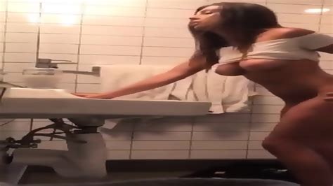 Jeune FranÃaise Pendant Le Confinement Au Toilette