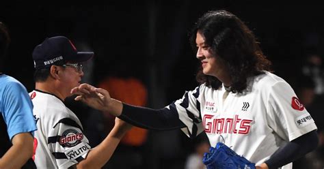 포토 롯데 김태형 감독 김원중 웃으며 마무리