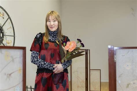 Vuoden Nuoreksi Taiteilijaksi Valittiin Kuvataitelija Man Yau Sss Fi