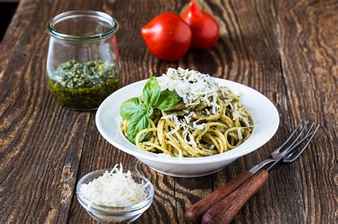 Pesto 소스와 함께 만든 이탈리아 전통 파스타 0명에 대한 스톡 사진 및 기타 이미지 0명 건강한 식생활 고급 요리